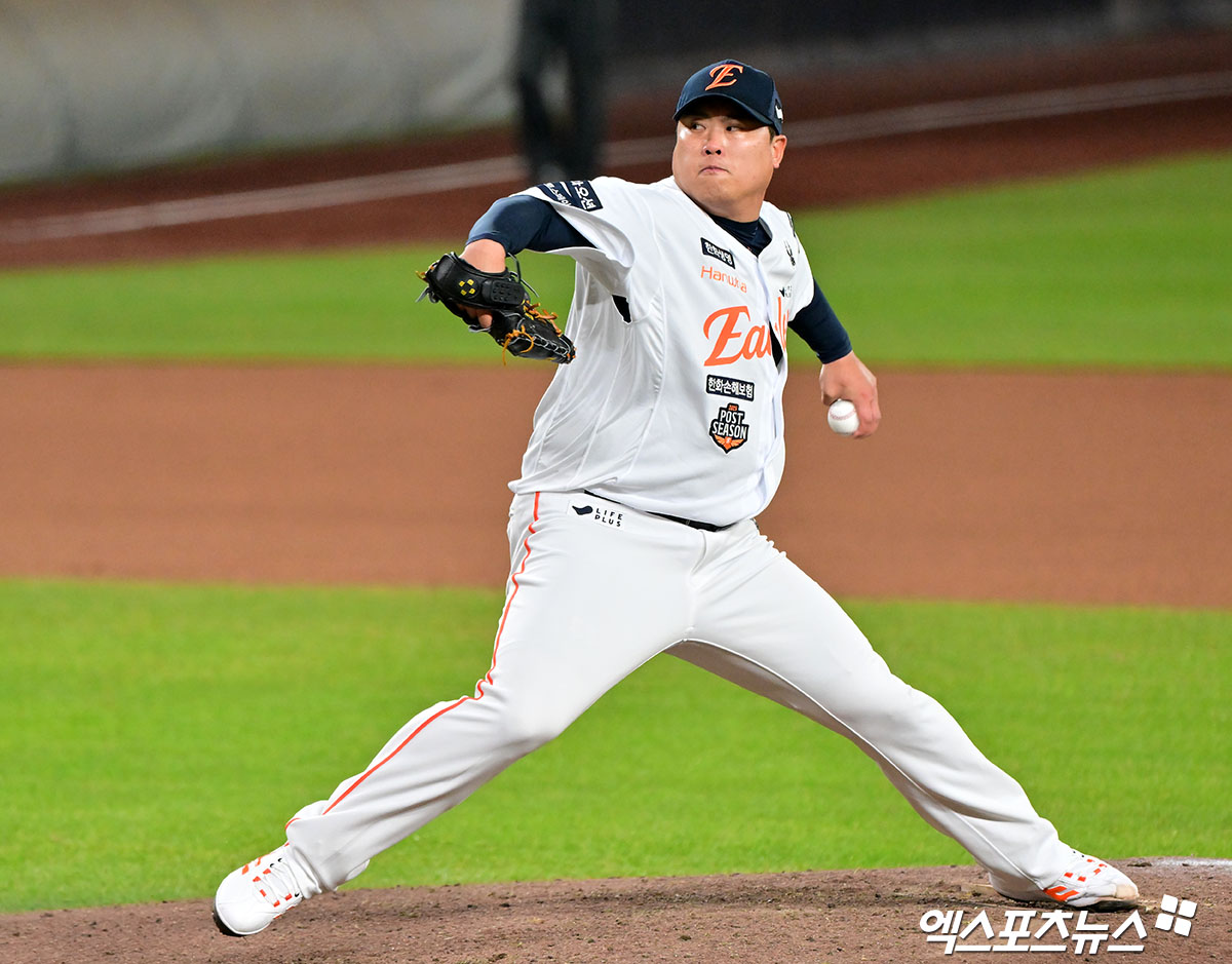 '결국' 류현진마저 불펜 등판…2006년에도 던졌던 괴물, 한화의 2025년을 마무리했다 [KS5]